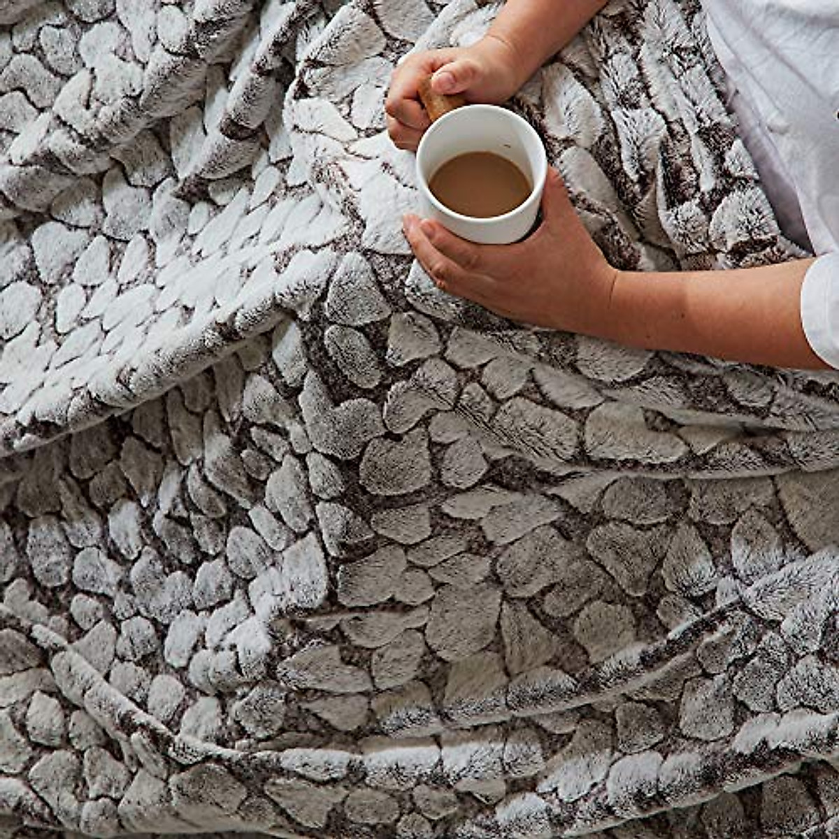 FY FIBER HOUSE Super Soft Rabbit Faux Fur Fleece Throw Blanket Thick Luxurious Faux Fur Plush Warm Fuzzy with Stone Pattern for Bed Sofa, 60"X80", Cappuccino