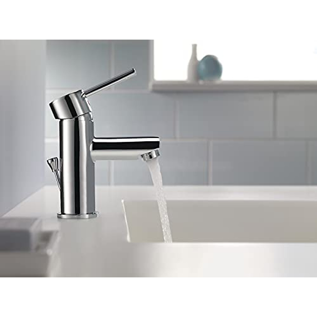 Delta Faucet Modern Single Hole Bathroom Faucet, Single Handle Bathroom Faucet Chrome, Bathroom Sink Faucet, Drain Assembly, Chrome 559LF-PP 7.25 x 6.00 x 6.25 inches
