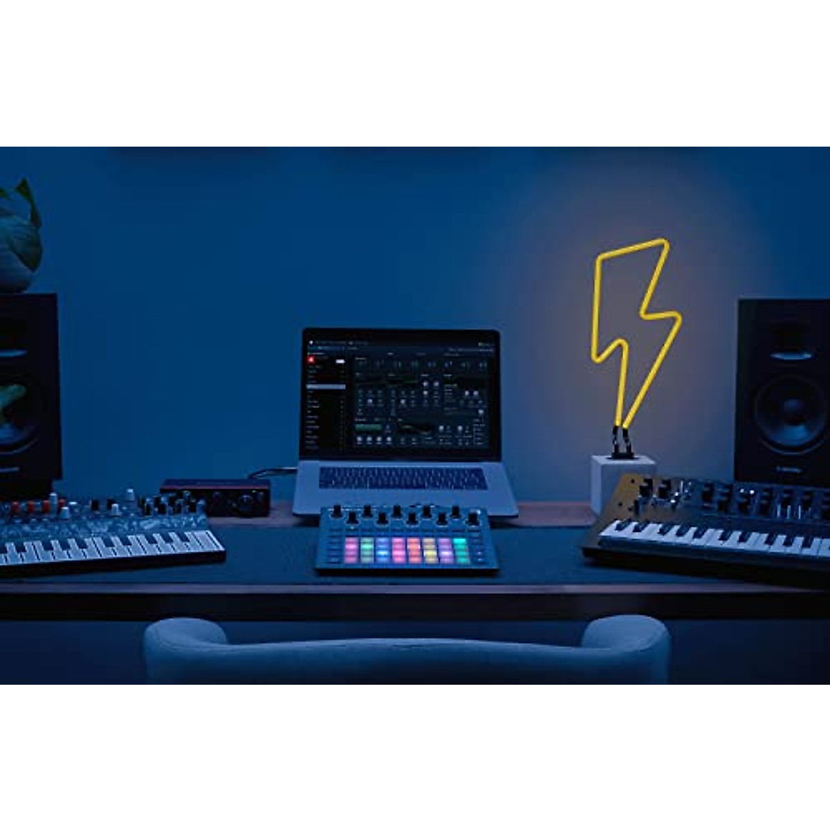 Novation Circuit Tracks: Groovebox sequencer with synth tracks, MIDI tracks and drum tracks for electronic music making