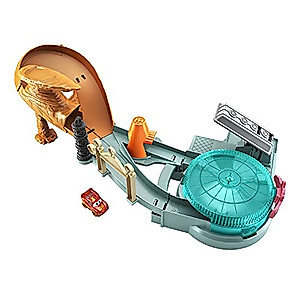 Mattel Disney Car Toys Mini Racers Playset, Radiator Springs Spin Out with Pitty & Exclusive Lightning Mcqueen Toy Car