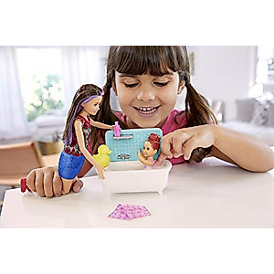 Barbie Skipper Babysitters Inc. Playset with Bathtub, Babysitting Skipper Doll and Small Toddler Doll with Button to Move Arms and Splash, Plus Themed Accessories, Gift for 3 to 7 Year Olds​​​​