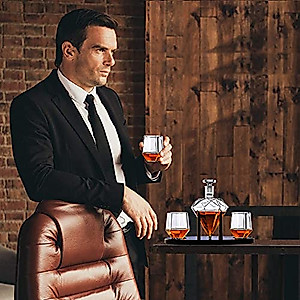 Whiskey Decanter Diamond shaped With 2 Diamond Glasses & Mahogany Wooden Holder – Elegant Handcrafted Crafted Glass Decanter For Liquor, Scotch, Rum, Bourbon, Vodka, Tequila – Great Gift Idea – 750ml