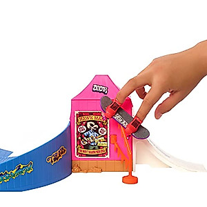 Hot Wheels Skate Amusement Park Skate Set, with 1 Exclusive Tony Hawk Fingerboard & 1 Pair of Skate Shoes, Kid-Activated Sounds, Toy for Kids