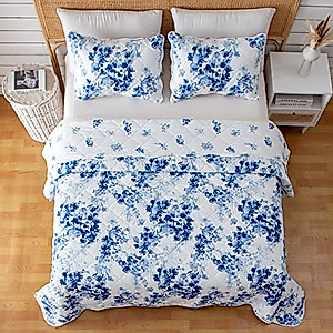 Great Bay Home Bedding Set, 3 Piece Reversible Lightweight Quilt Comforter with 2 Shams, All-Season, Modern, Flower Bedspreads, Blue Floral Coverlet Sets, Jacqueline Quilts Collection, Full/Queen